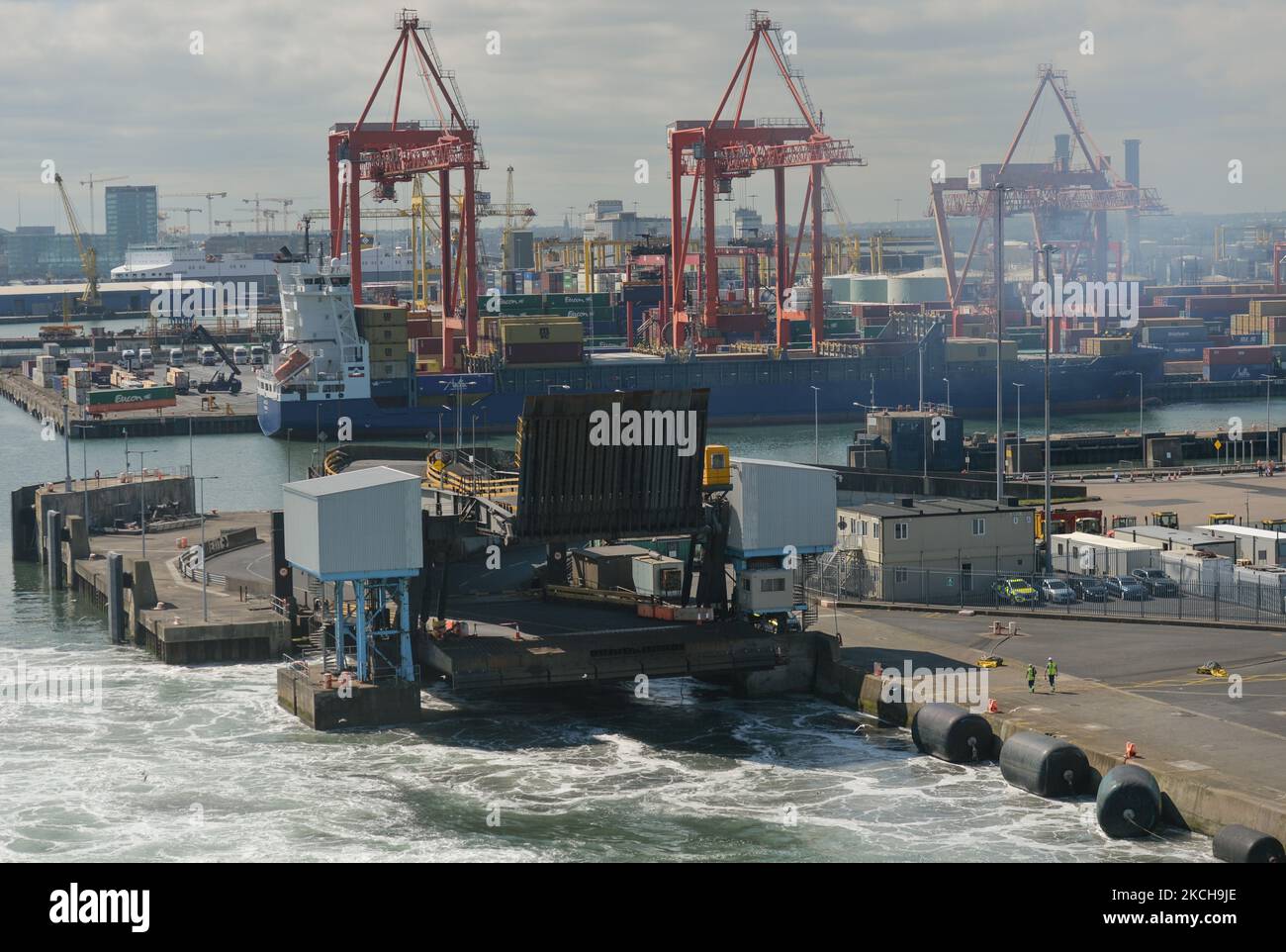 Dublin ferry container terminals hi-res stock photography and images ...
