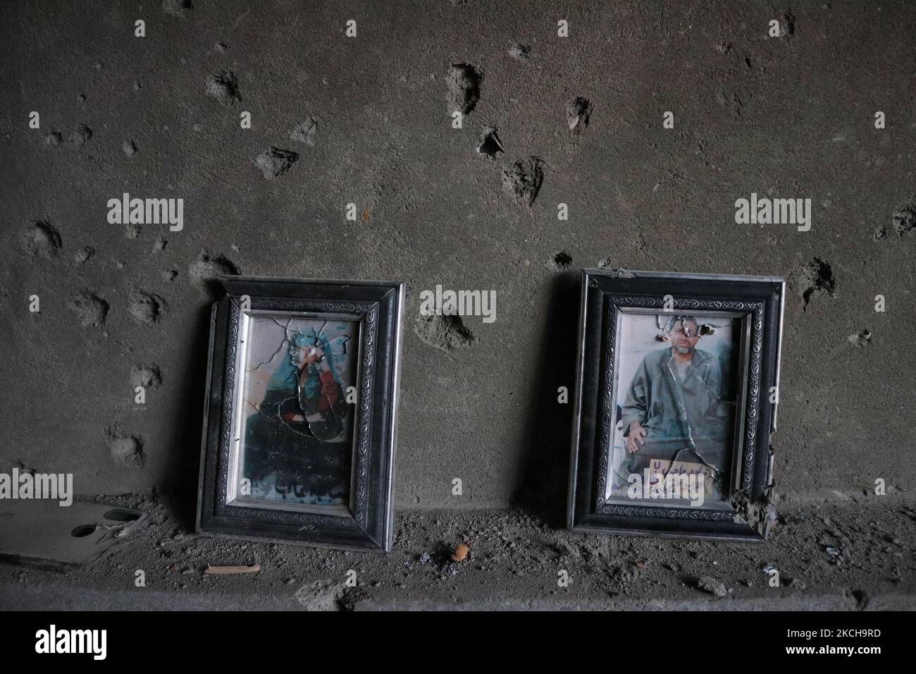 Broken portraits hi-res stock photography and images - Alamy