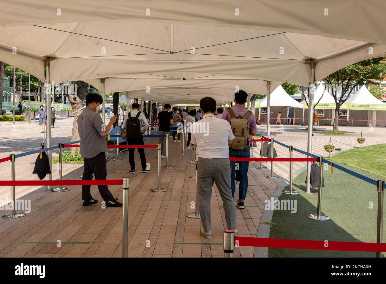 People queue outside south korea hi-res stock photography and images ...