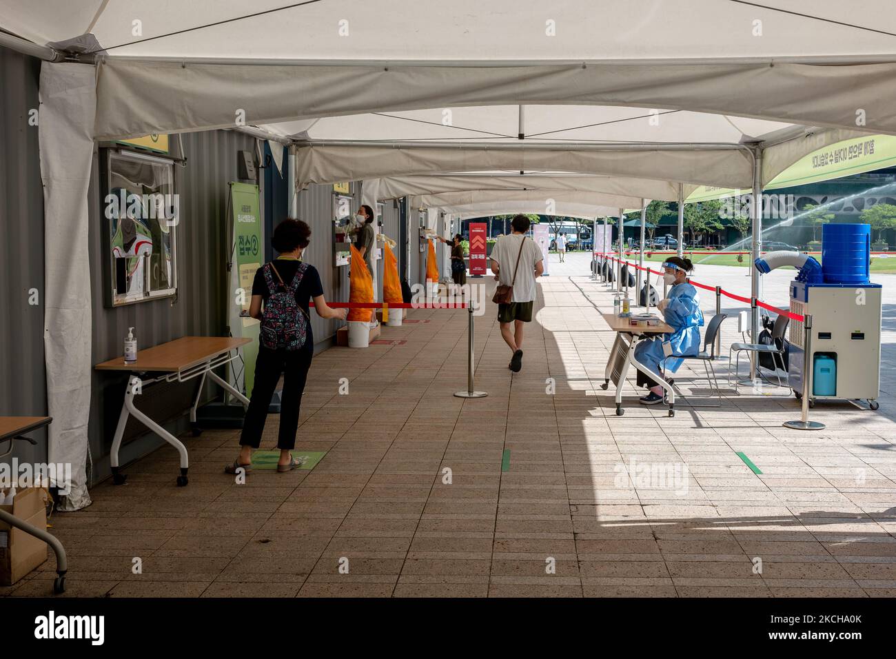 People queue outside south korea hi-res stock photography and images ...