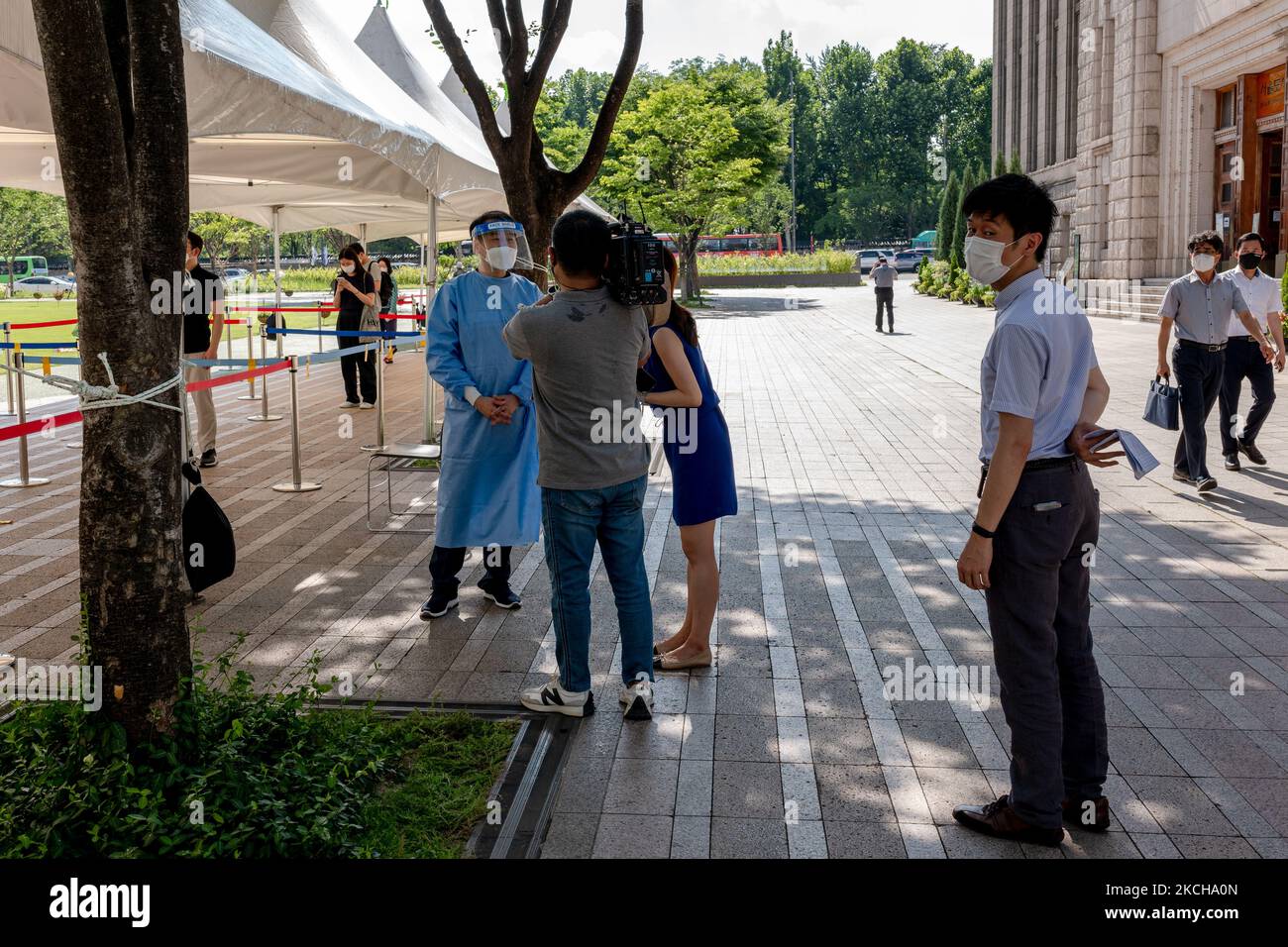 People queue outside south korea hi-res stock photography and images ...