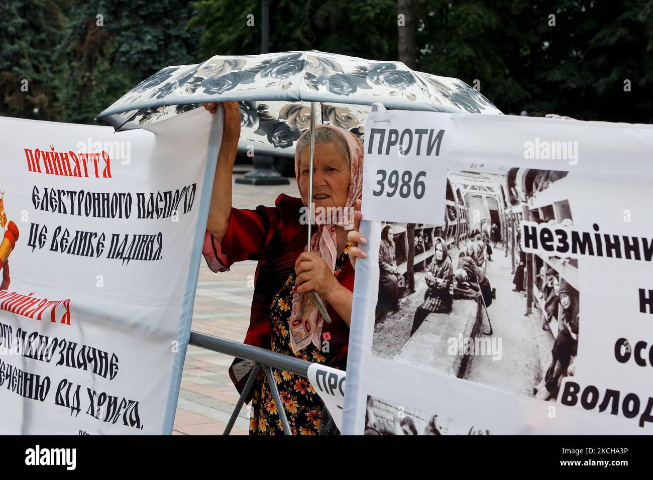 Id cards hi-res stock photography and images - Alamy