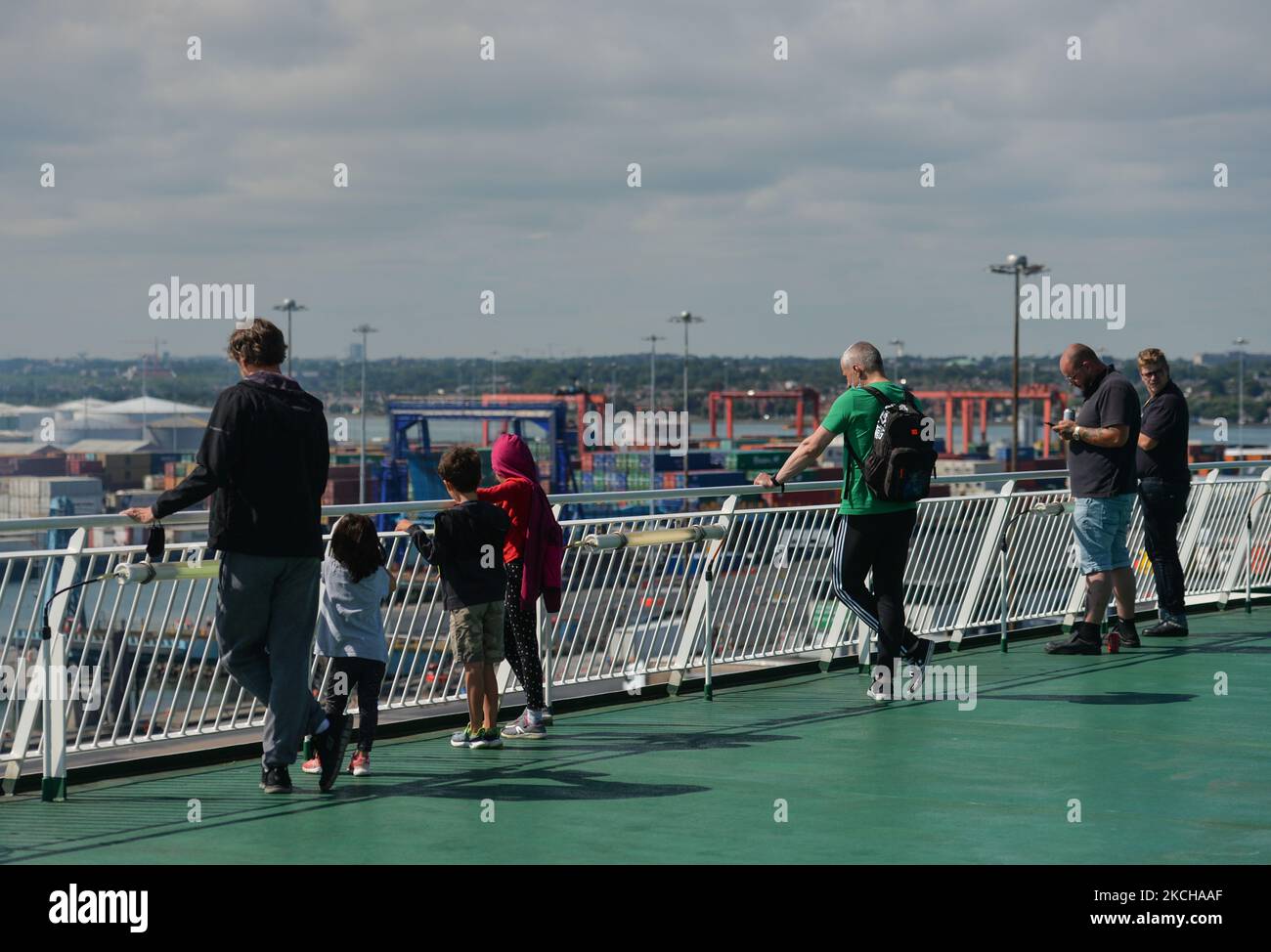 Dublin ferry container terminals hi-res stock photography and images ...