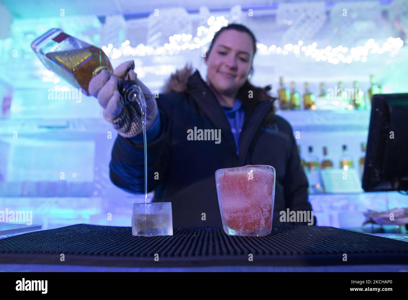 Below zero ice bar hi-res stock photography and images - Alamy