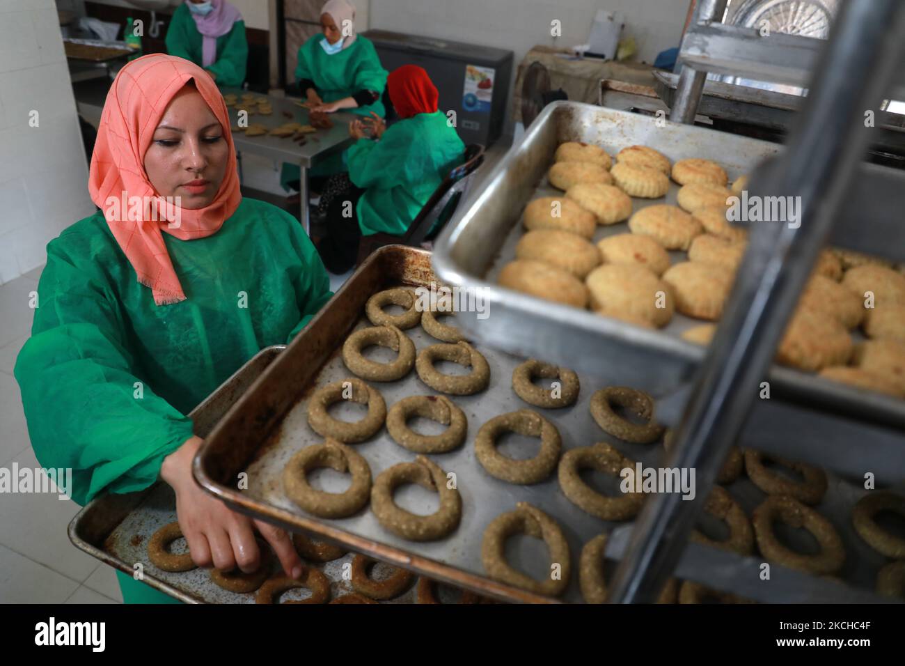 Palestinian women prepare traditional date-filled cookies in ...