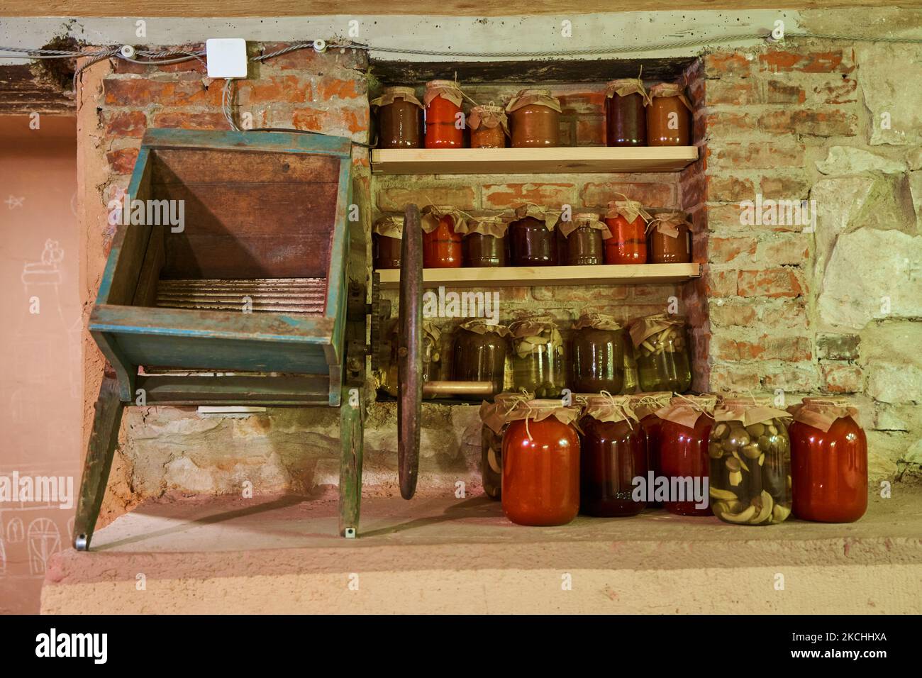 Vegetable store cellar hi-res stock photography and images - Alamy