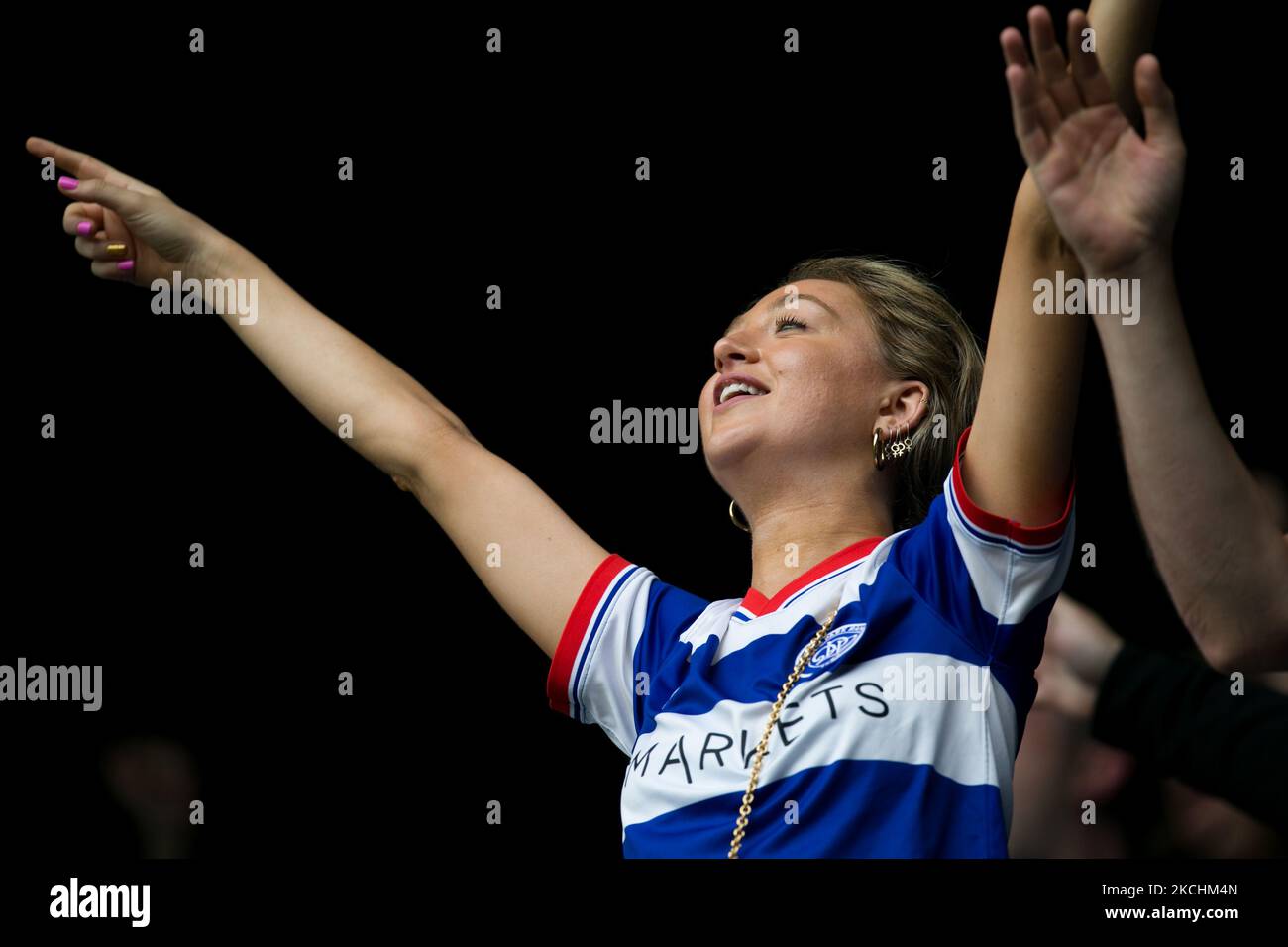 Queens park rangers fan cheers hi-res stock photography and images - Alamy
