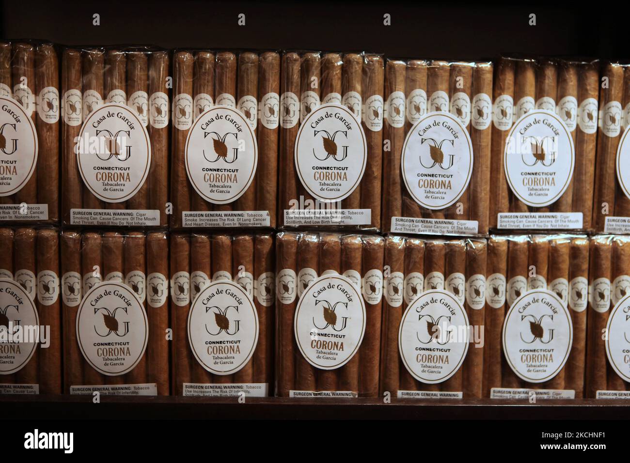 Long filler cigars hi-res stock photography and images - Alamy