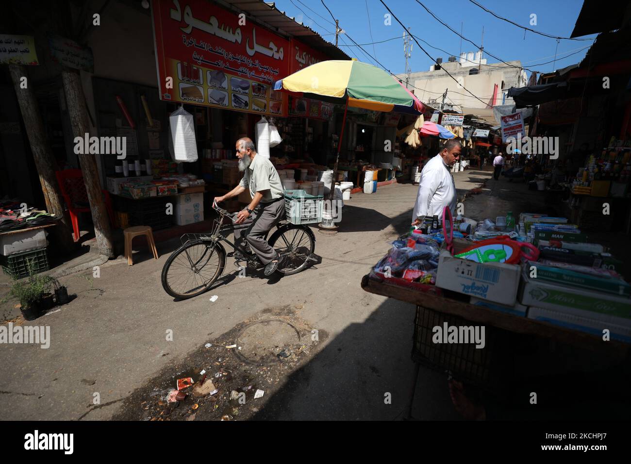 Palestinians shop at Al-Zawiya market, in Gaza City, Gaza, July 26 ...