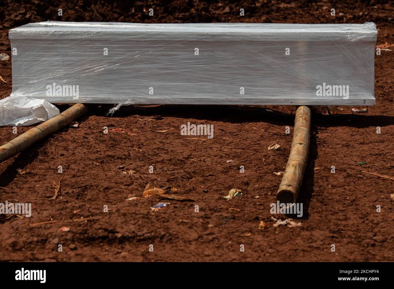Covid 19 coffin hi-res stock photography and images - Alamy