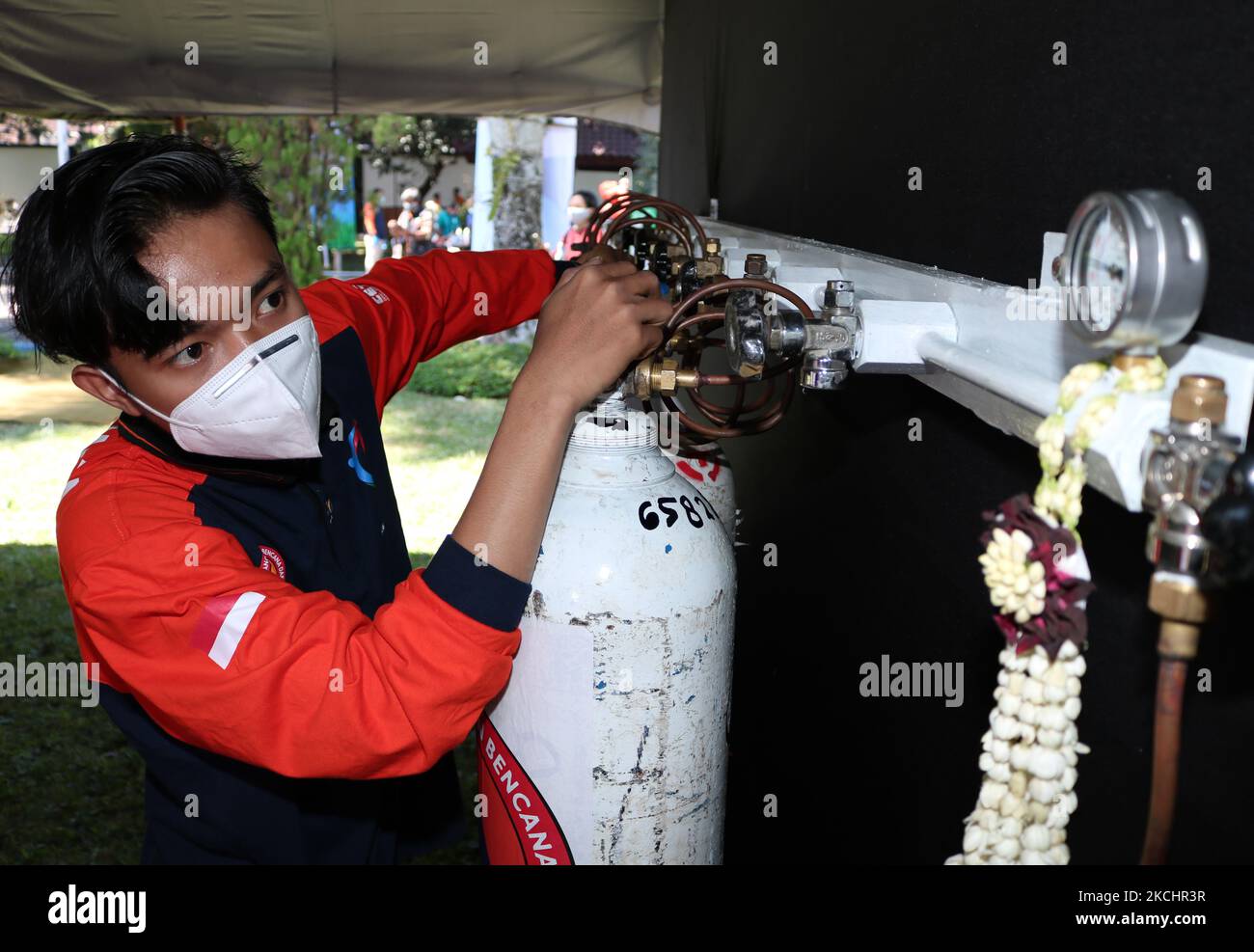 Free charging oxygen cylinders hi-res stock photography and images - Alamy