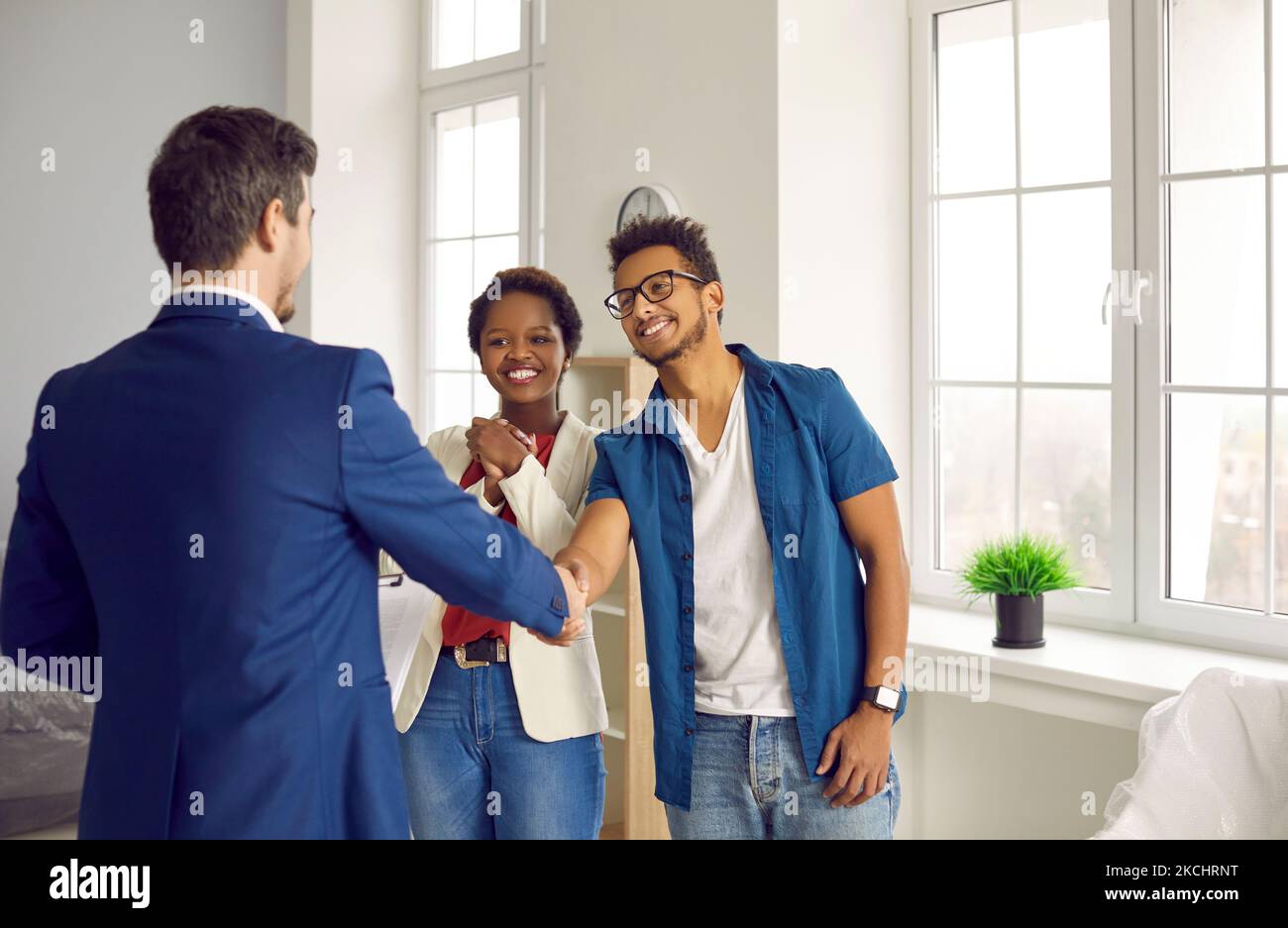 Realtor buyer handshake close hi-res stock photography and images - Alamy