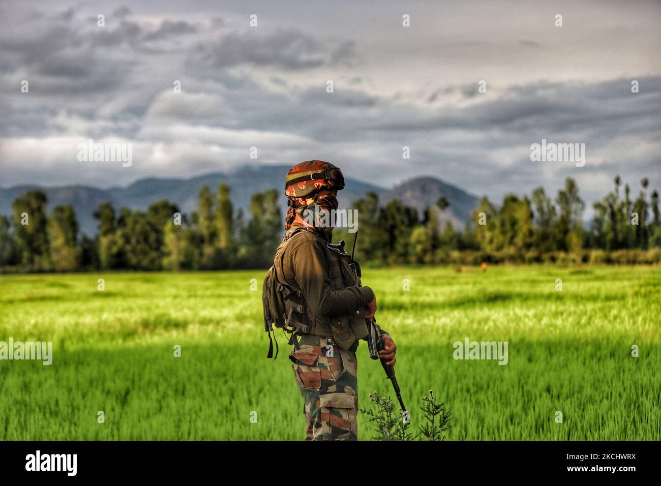 Indian army soldier stands hi-res stock photography and images - Alamy