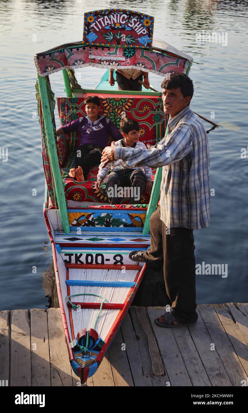 Titanic sinking color hi-res stock photography and images - Alamy