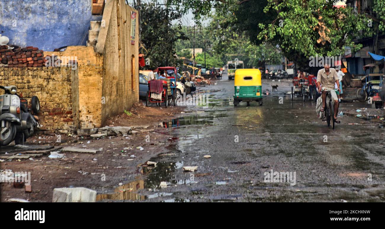 Old delhi delhi india indian slums delhi slums indian men hi-res stock ...