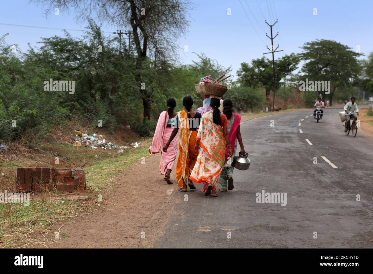 India sari women group street walking hi-res stock photography and ...