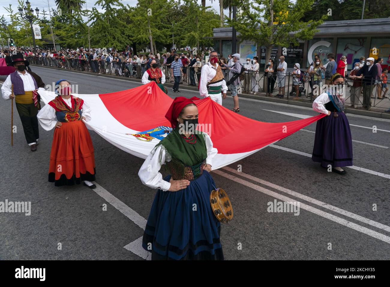 Trajes tipicos tradicionales hi-res stock photography and images - Alamy