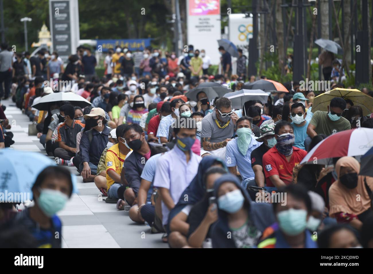 People queue up for walk-in Covid-19 coronavirus vaccinations at ...