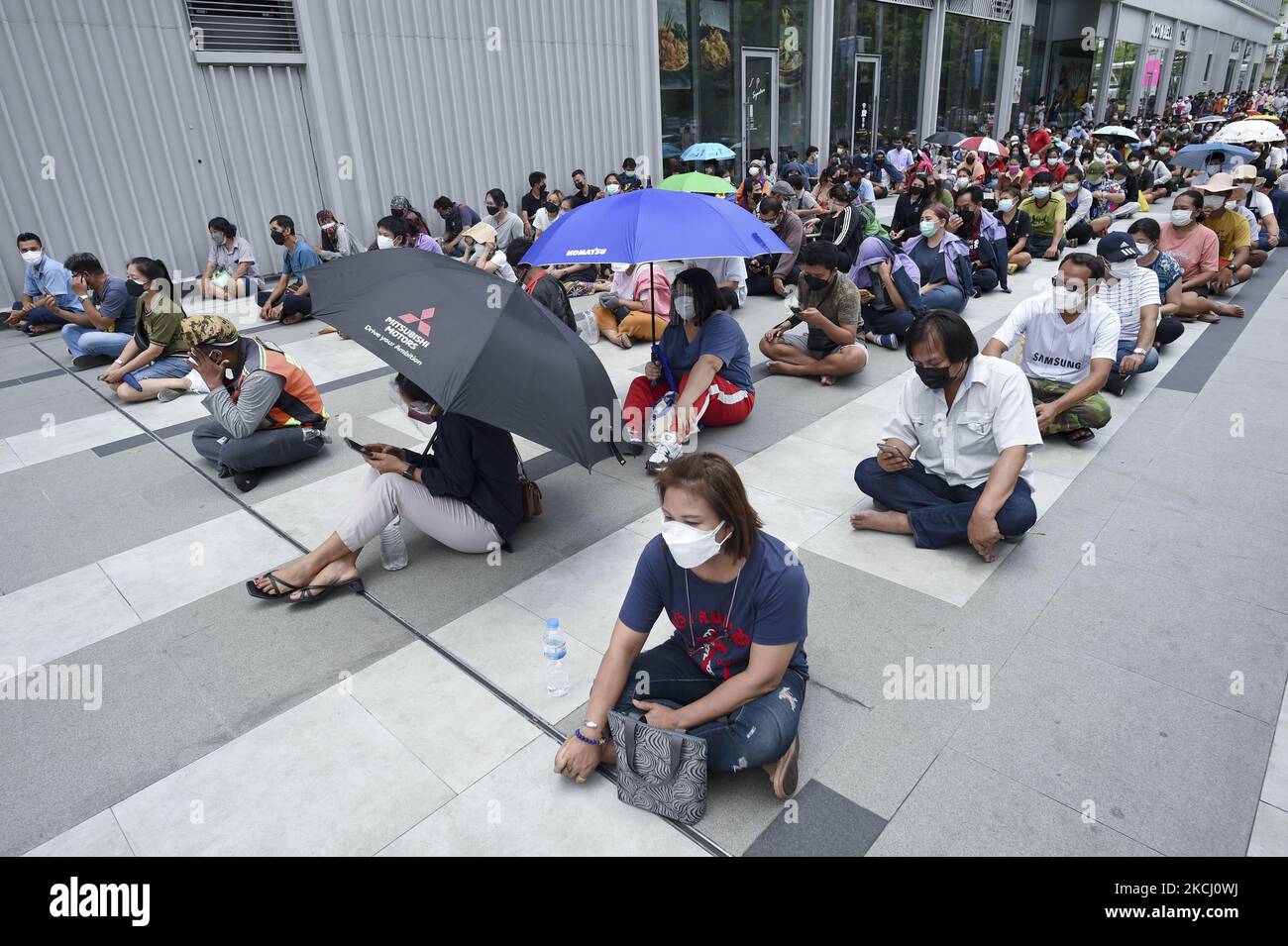 People queue up for walk-in Covid-19 coronavirus vaccinations at ...