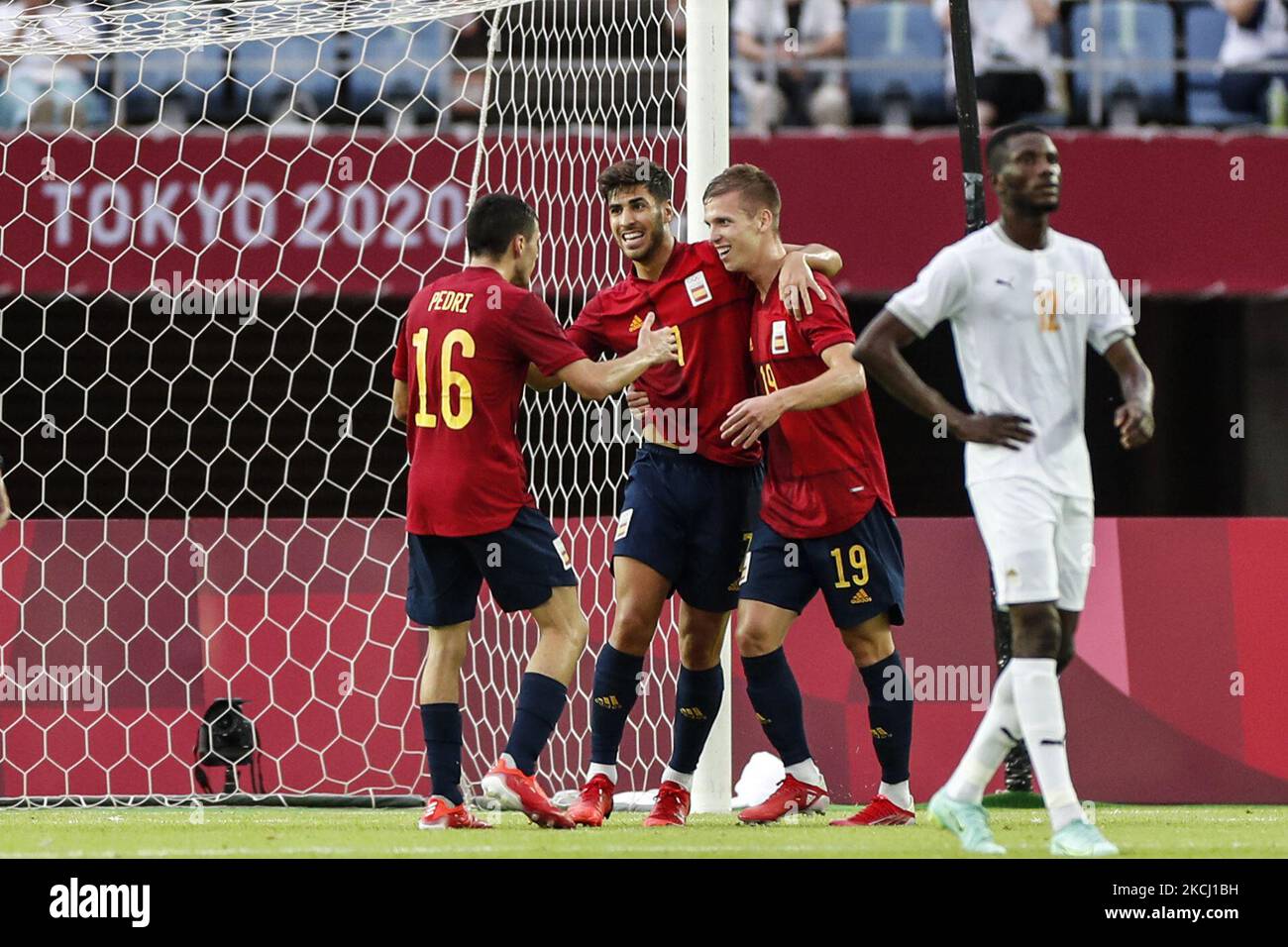 (19) Dan OLMO of Team Spain celebrates with teammates after scoring ...