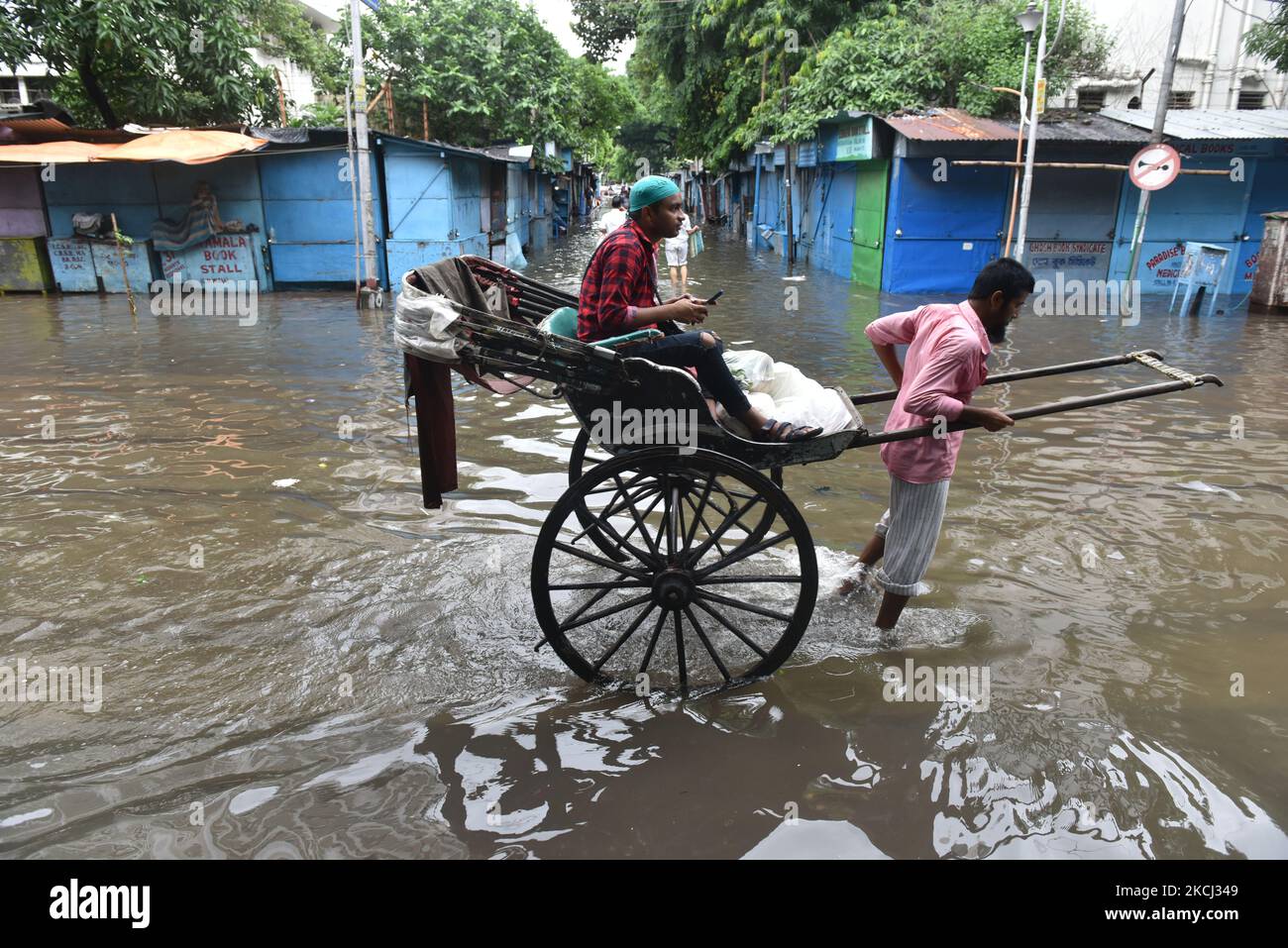 Kolkata rickshaw waterlogged hi-res stock photography and images - Alamy