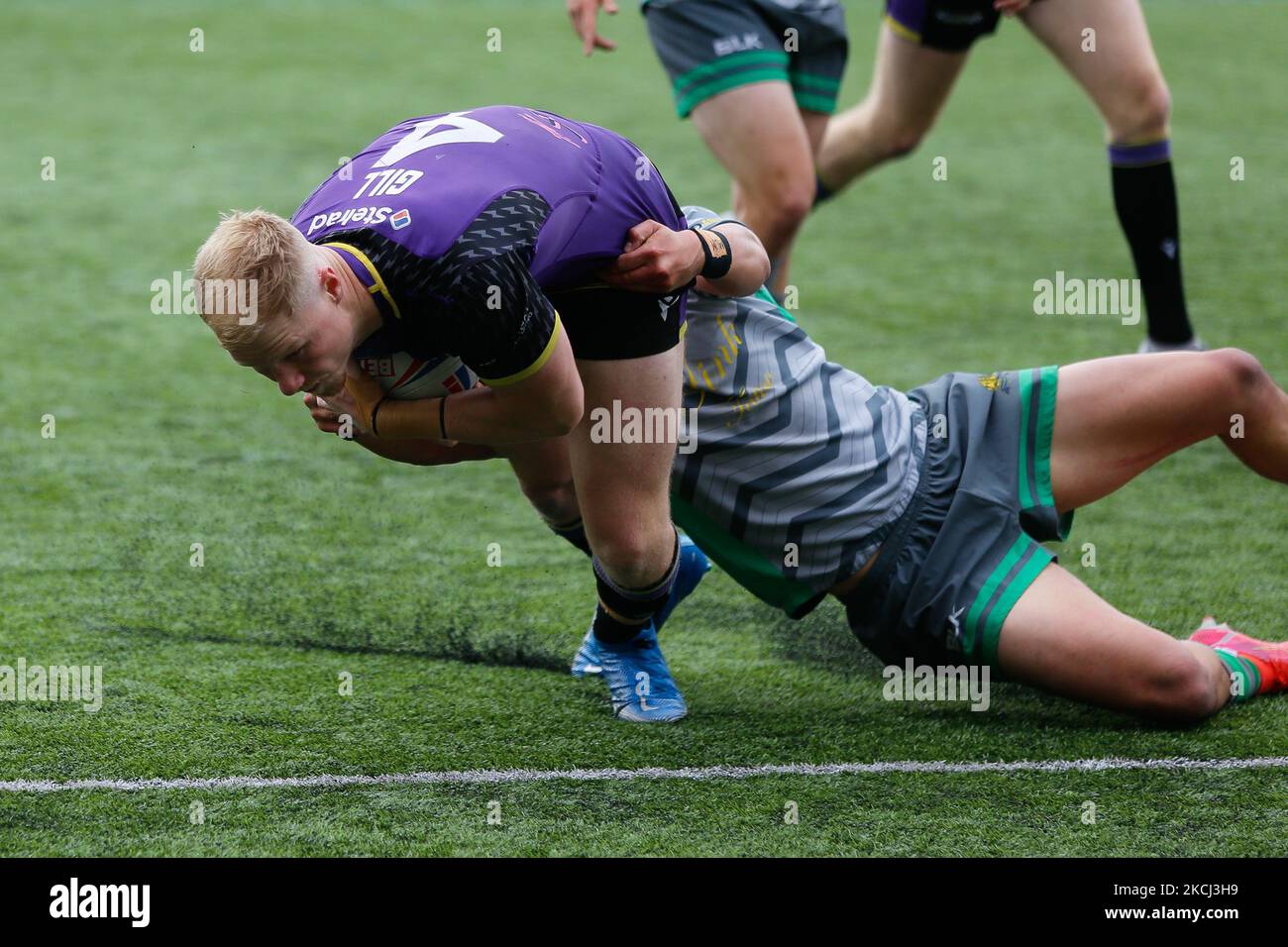 Kieran Gill of Newcastle Thunder scores his sides second try during the ...