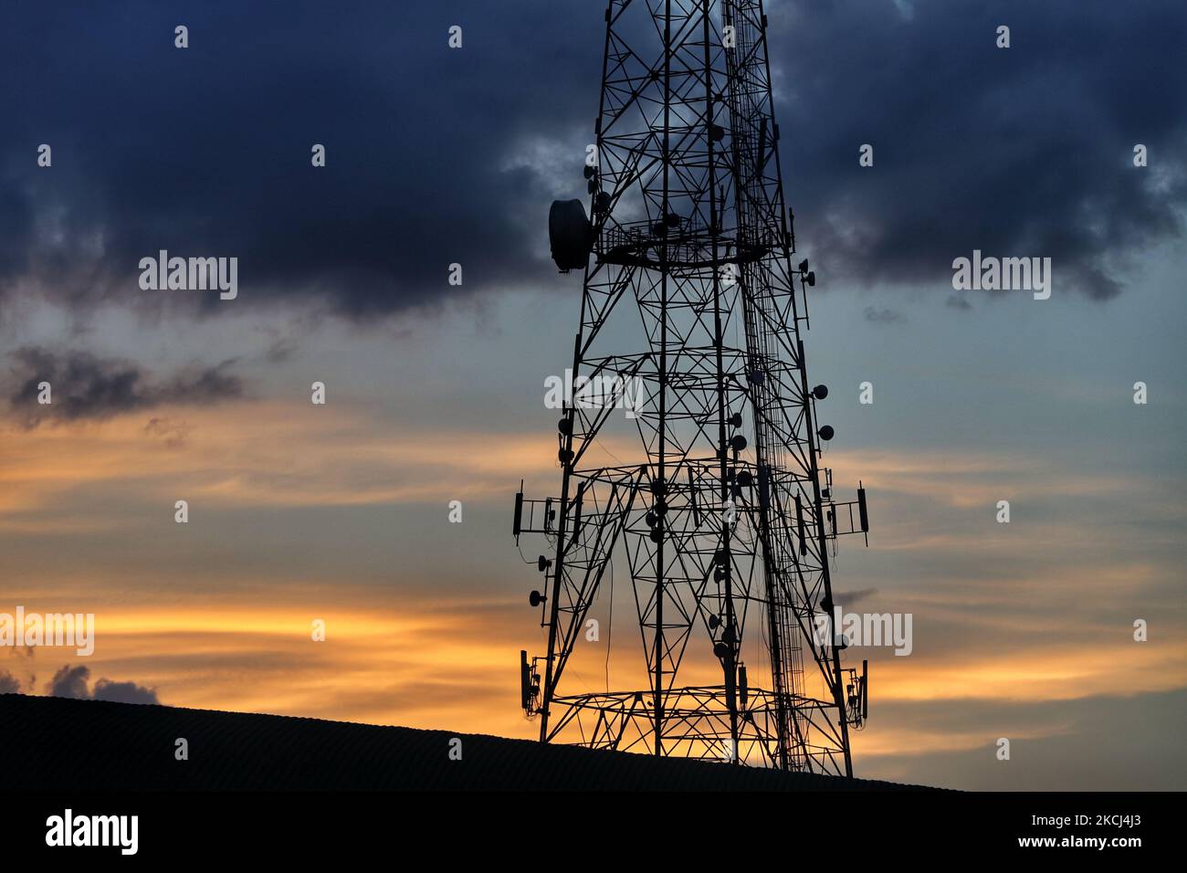 India telecom tower hi-res stock photography and images - Alamy