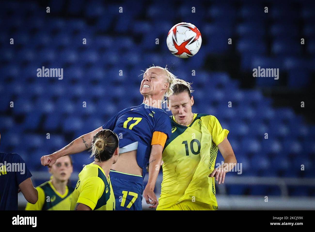 (10) Emily van EGMOND of Team Australia competes for the ball with (17 ...