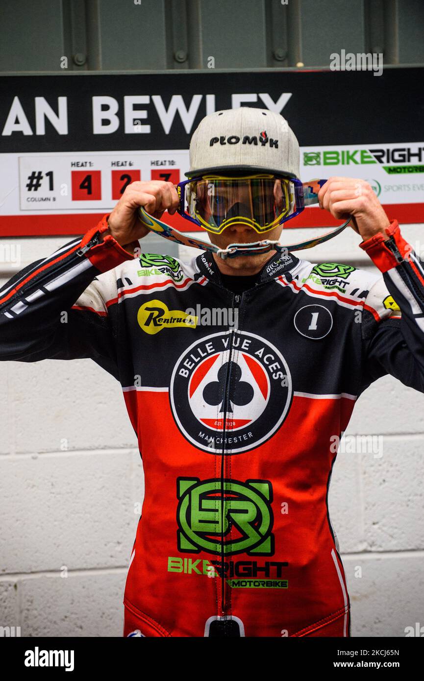 Dan Bewley checks his goggles during the SGB Premiership match between ...