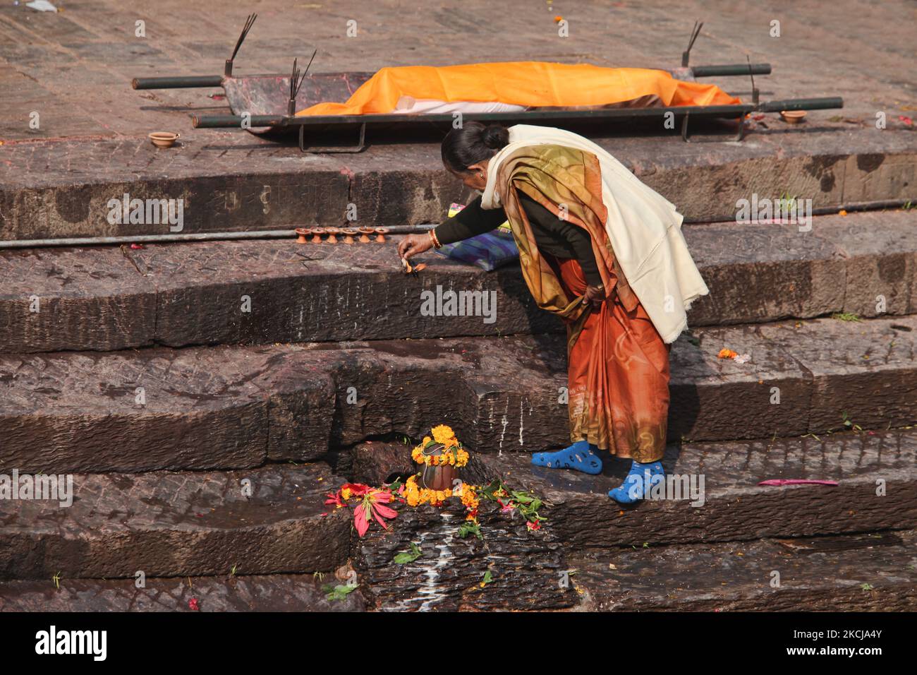Hindu dead body crematorium hi-res stock photography and images - Alamy