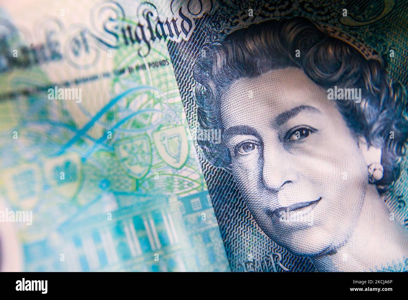 Five pound note queen elizabeth hi-res stock photography and images - Alamy