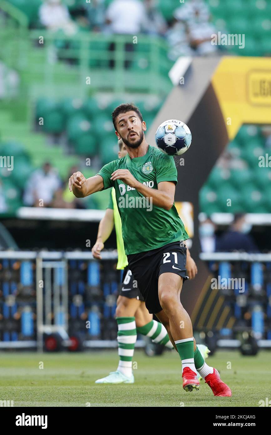 Paulinho warms up during the game for Liga BWIN between Sporting CP and ...