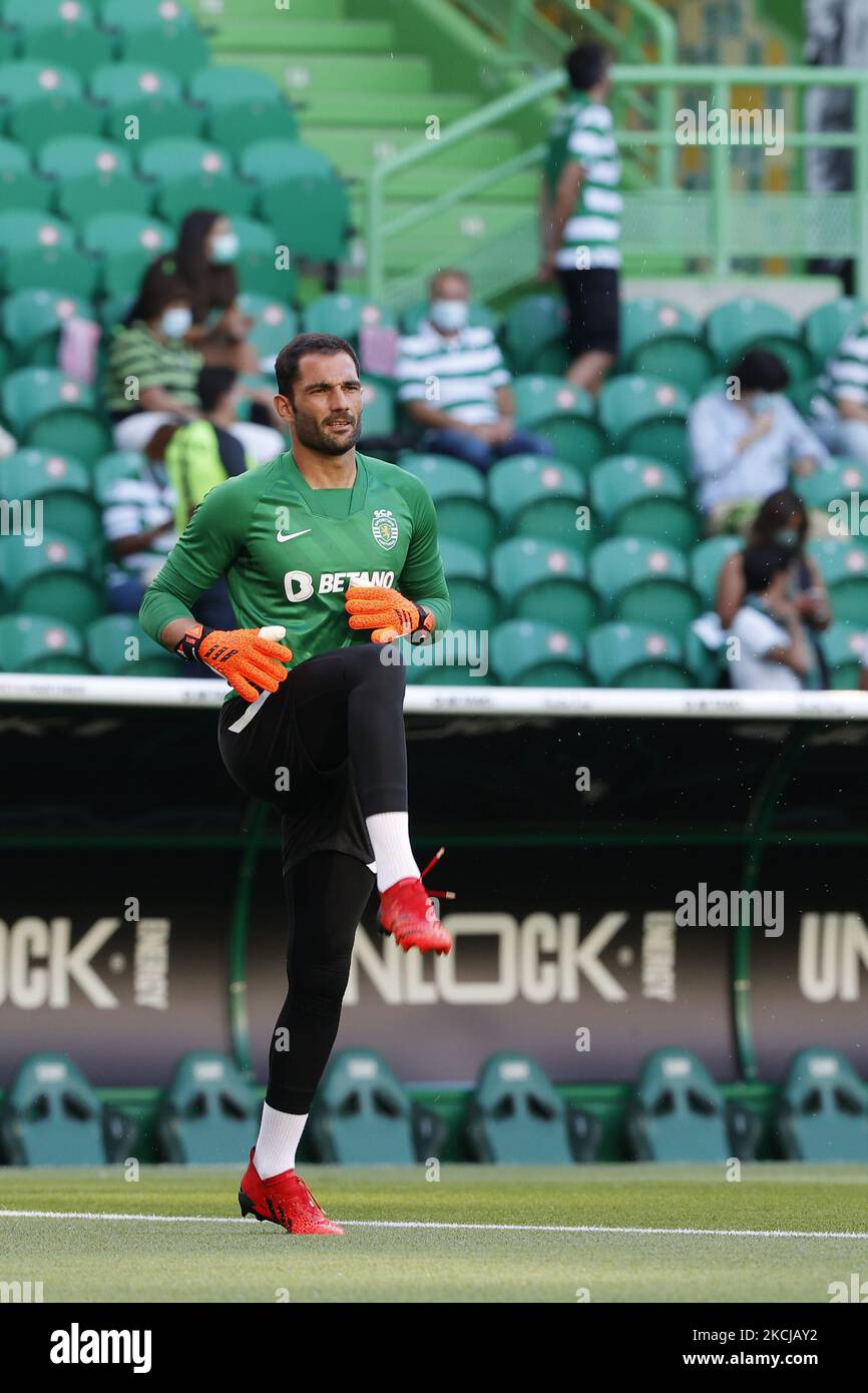 Antonio Adan warms up during the game for Liga BWIN between Sporting CP ...