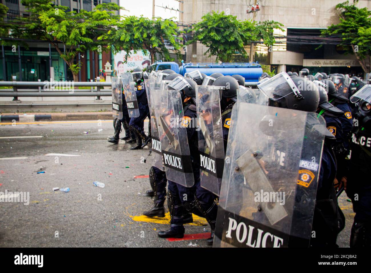 Thai riot police in a standoff with anti-government protesters in ...
