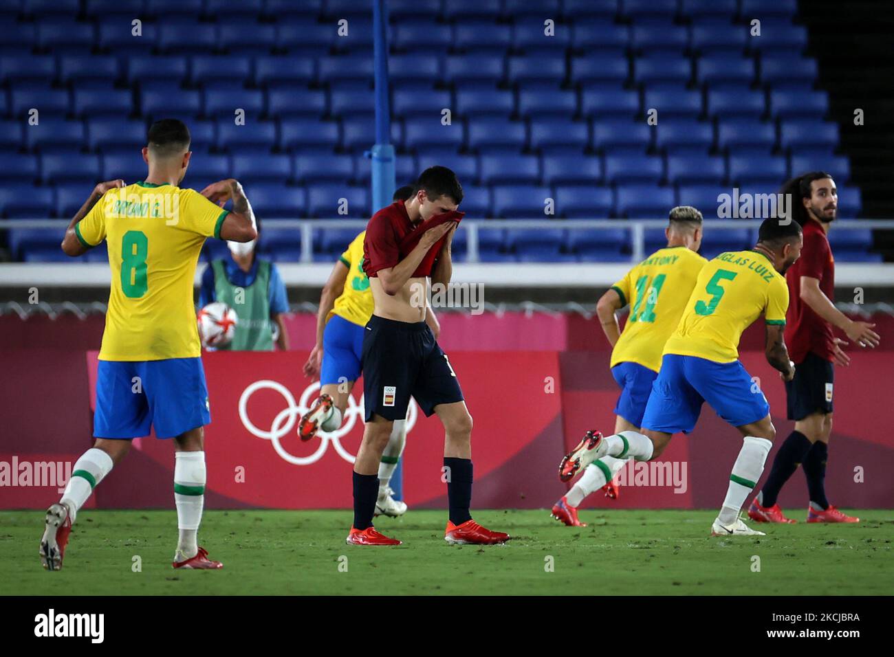 (16) Pedri GONZALEZ of Team Spain Sad after (9) Matheus CUNHA of Team ...