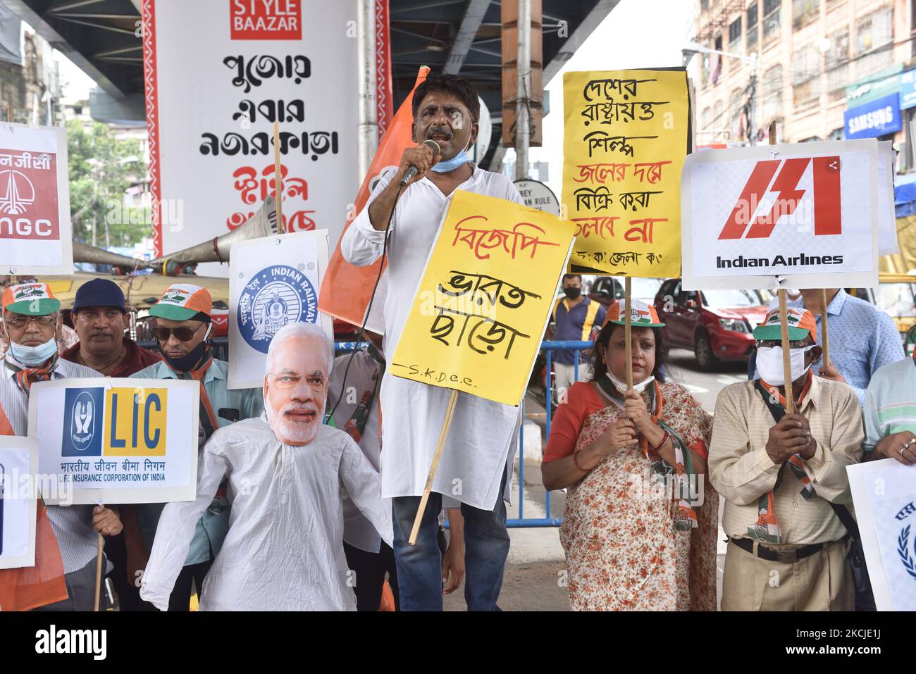 The Members Pradesh Congress, West Bengal gathered to Celebrating the ...