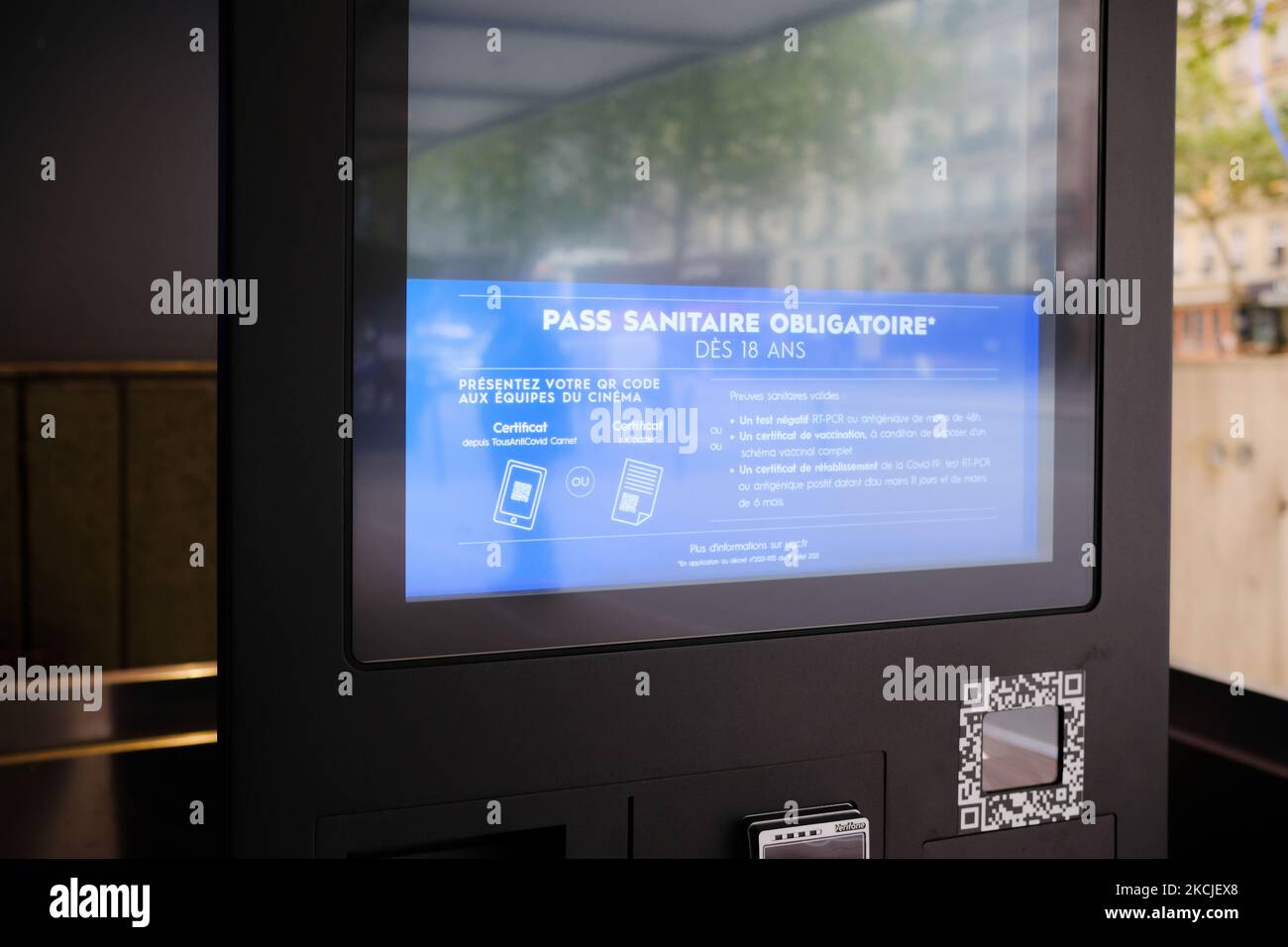 In this cinema you have to scan a QR code to present your health pass ...