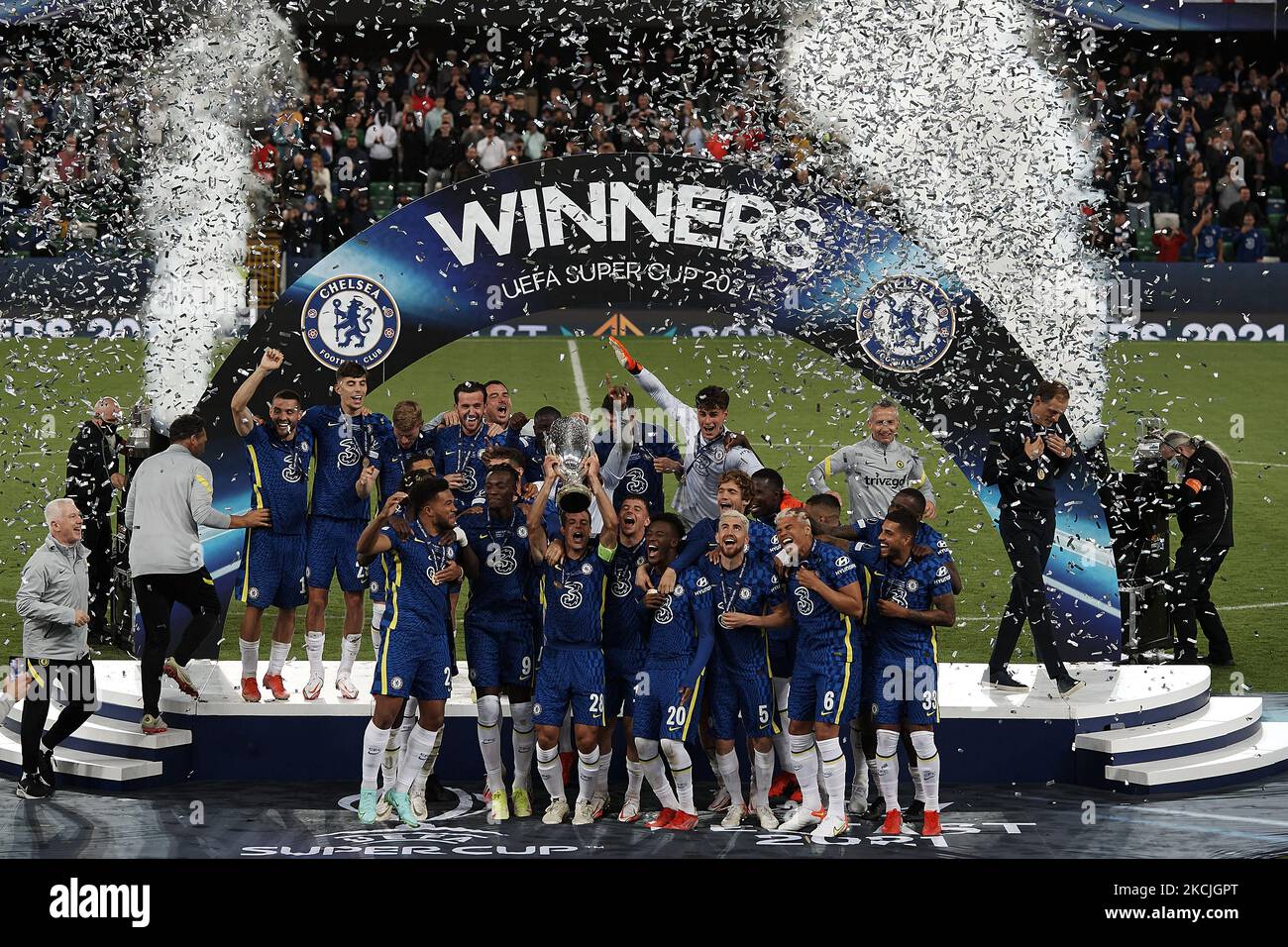 Chelsea players lift the trophy after winning with his team the UEFA ...