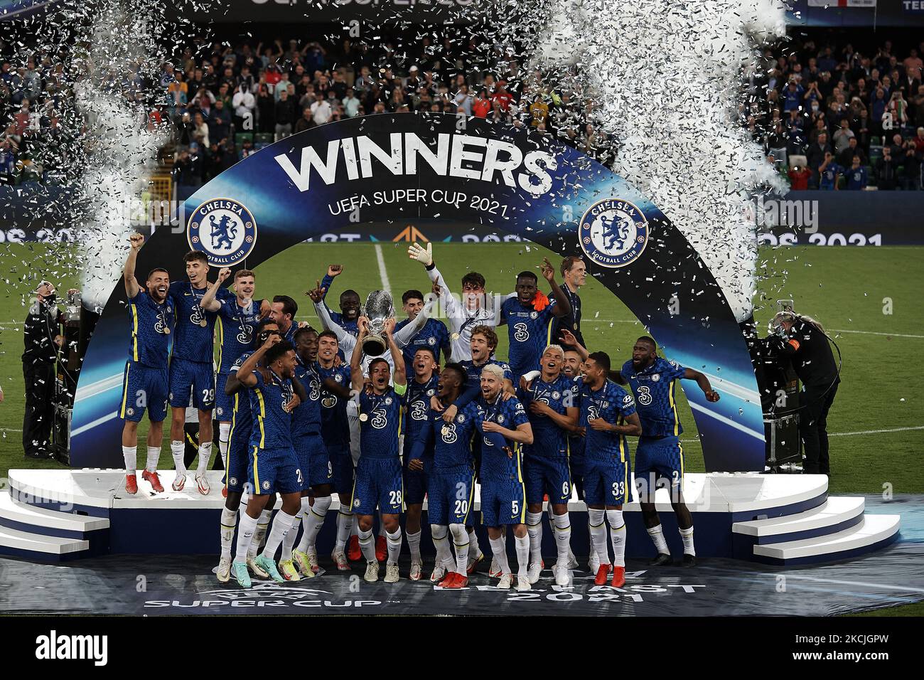 Chelsea players lift the trophy after winning with his team the UEFA ...