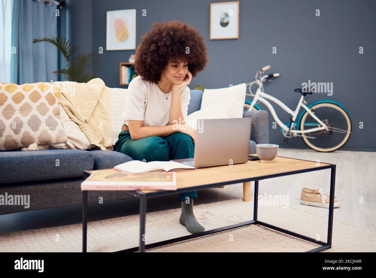 Black student studying in room hi-res stock photography and images - Alamy