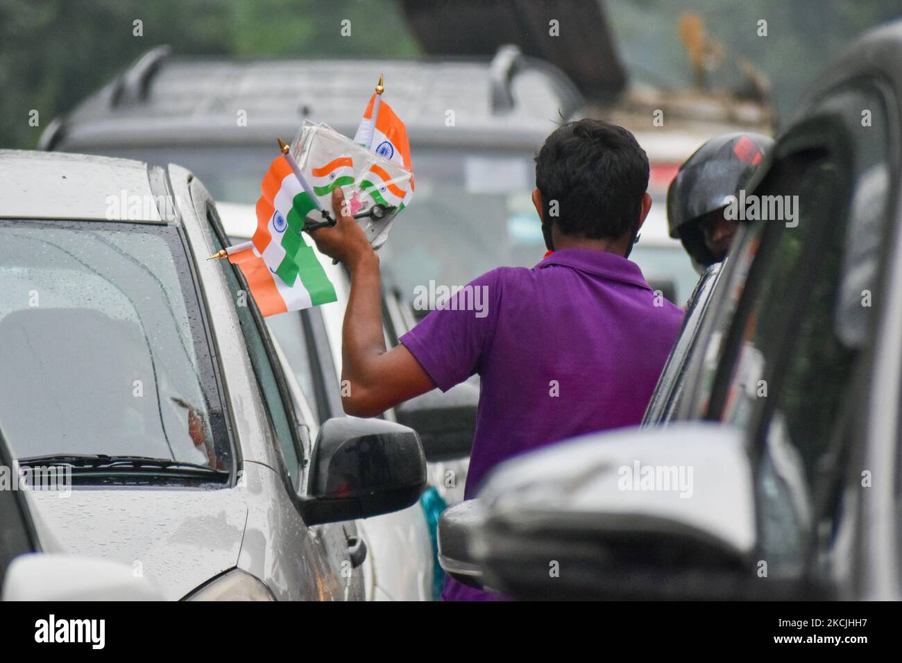 Street vendors selling Indian flags and other item related to tricolor ...