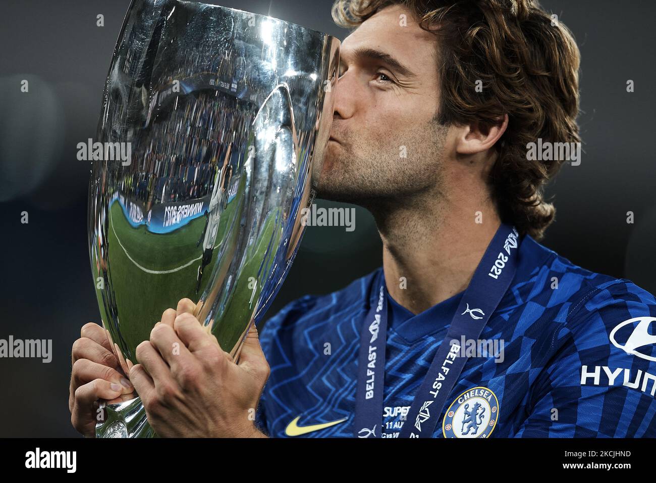 Marcos Alonso of Chelsea kiss the trophy after winning with his team ...