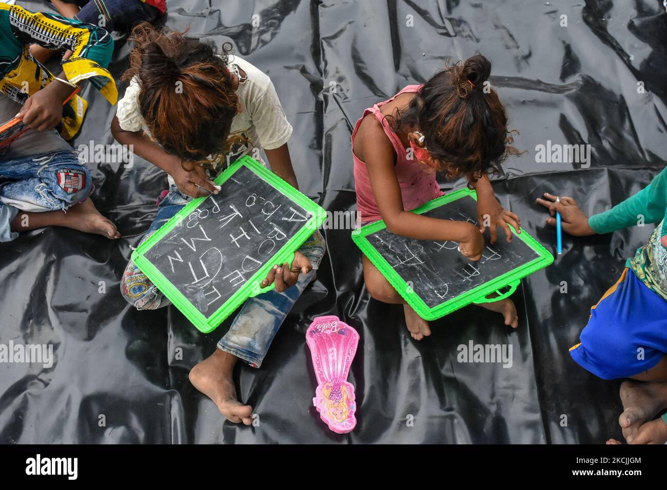Children from india slums hi-res stock photography and images - Alamy