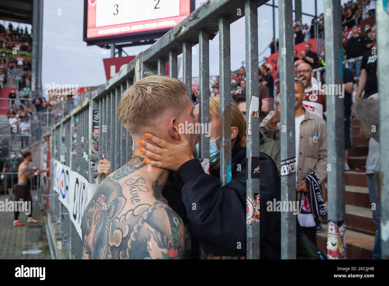 Simon Makienok of FC St. Pauli celebrates with their fans after winning ...