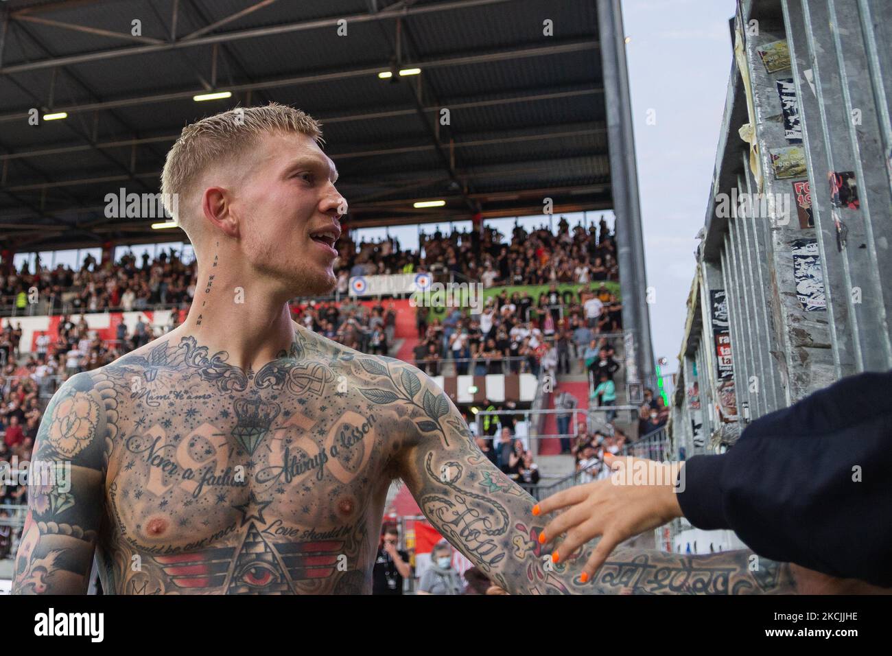 Simon Makienok of FC St. Pauli celebrates with their fans after winning ...