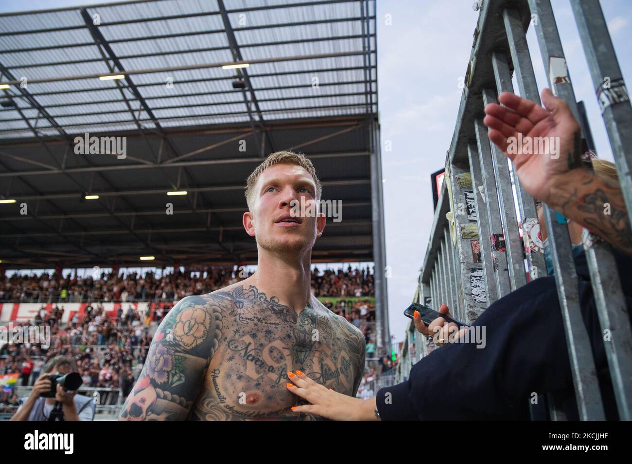Simon Makienok of FC St. Pauli celebrates with their fans after winning ...