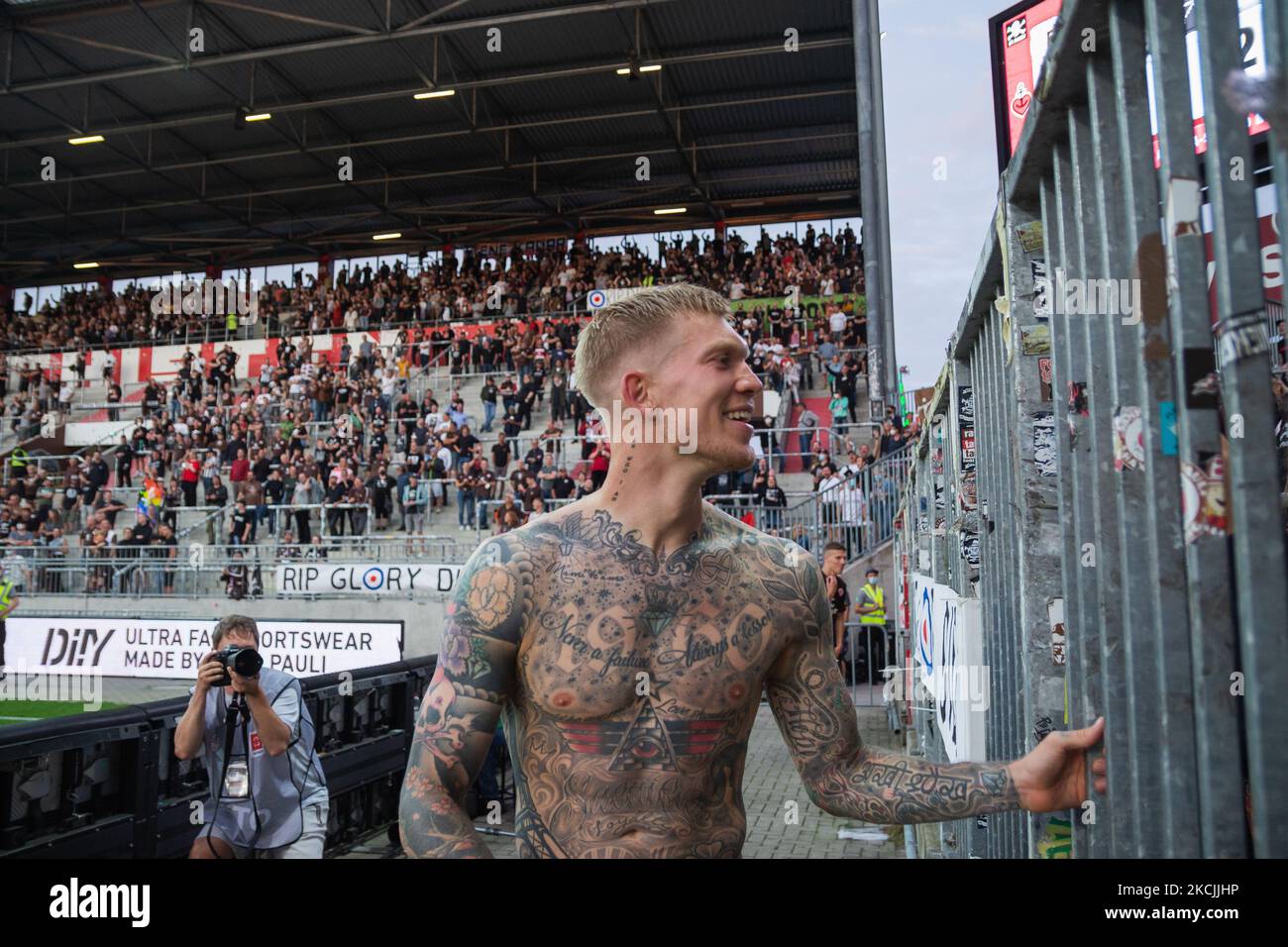 Simon Makienok of FC St. Pauli celebrates with their fans after winning ...
