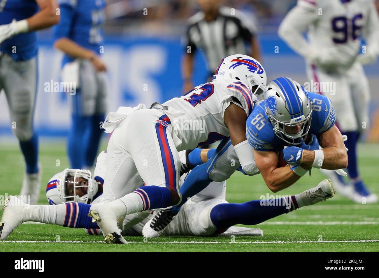 Buffalo bills linebacker mike bell hi-res stock photography and images ...