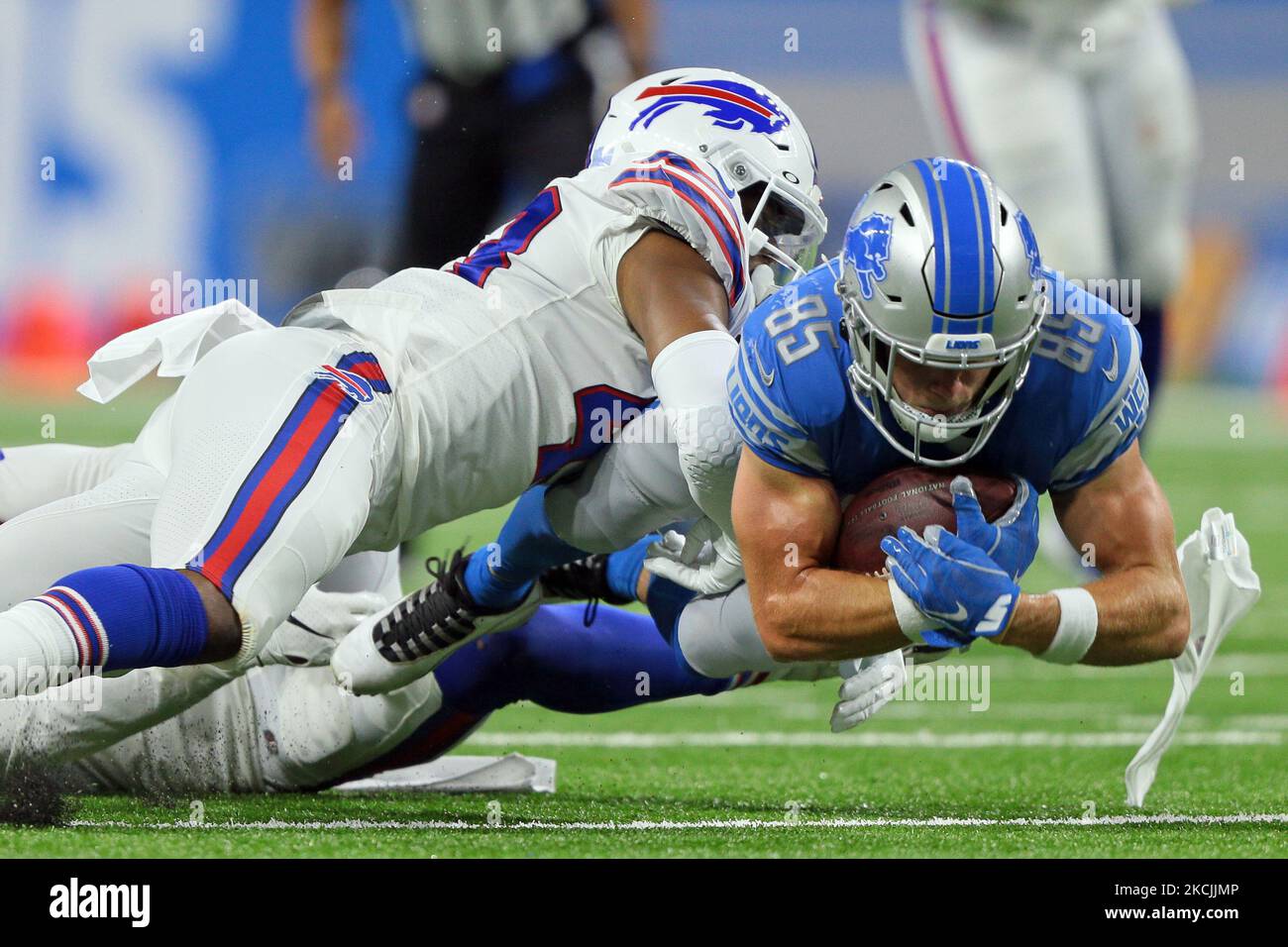 Buffalo bills linebacker mike bell hi-res stock photography and images ...