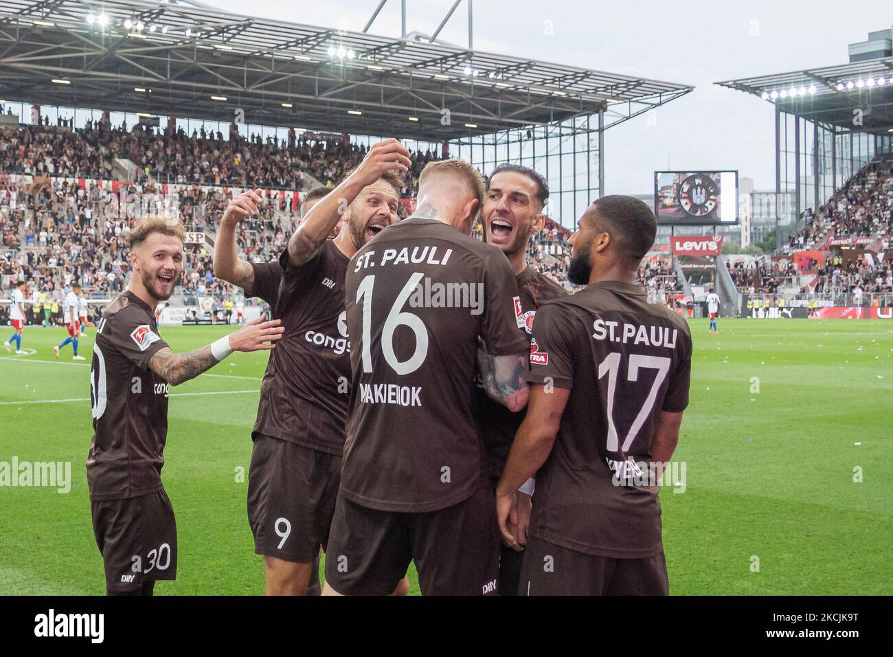 Simon Makienok of FC St. Pauli celebrates after scoring his team's ...